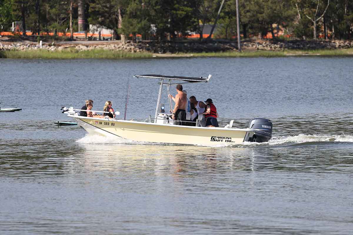 How Many People Can a Center Console Seat? [Chart] - boatreviewbank.com